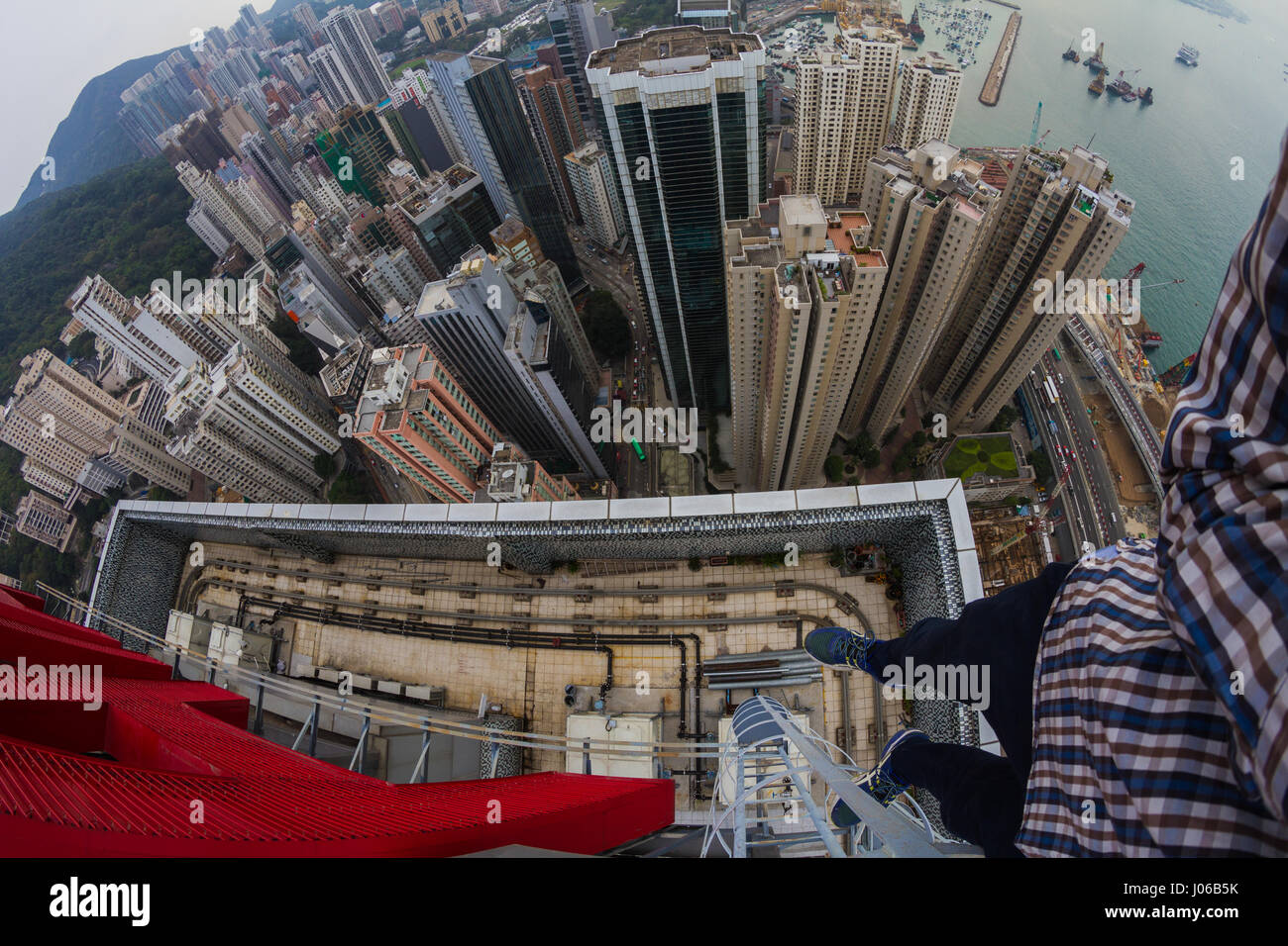 Rooftopper Denis Krasnov looks down over the hustle and bustle. MIND-BLOWING pictures of a team ...
