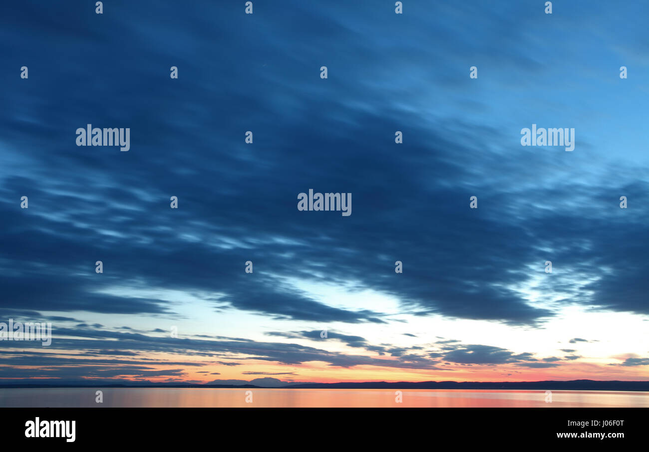 Sunset over ocean reflection hi-res stock photography and images - Alamy