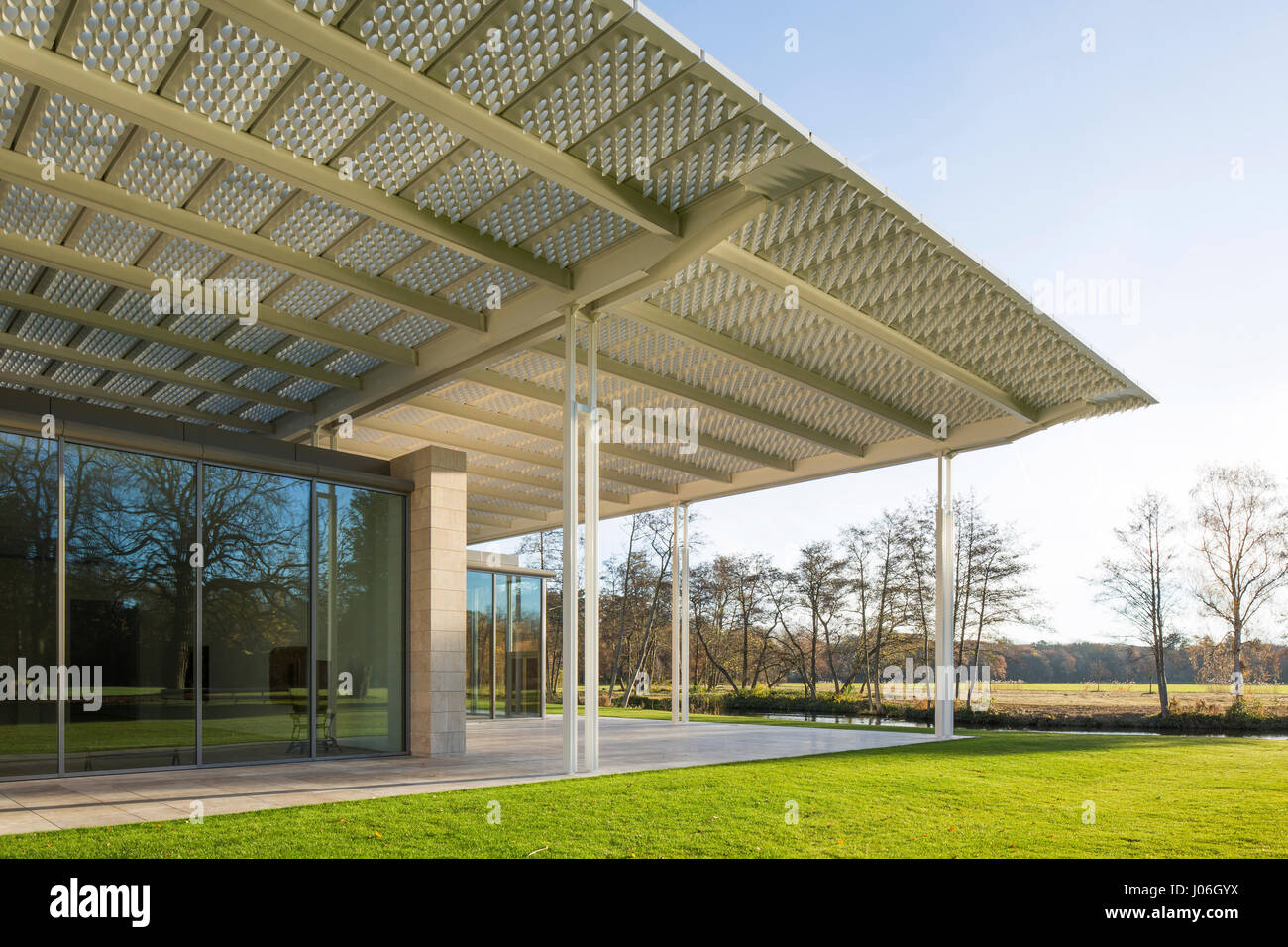 Roof canopy suppported by white steel columns. Museum Voorlinden ...