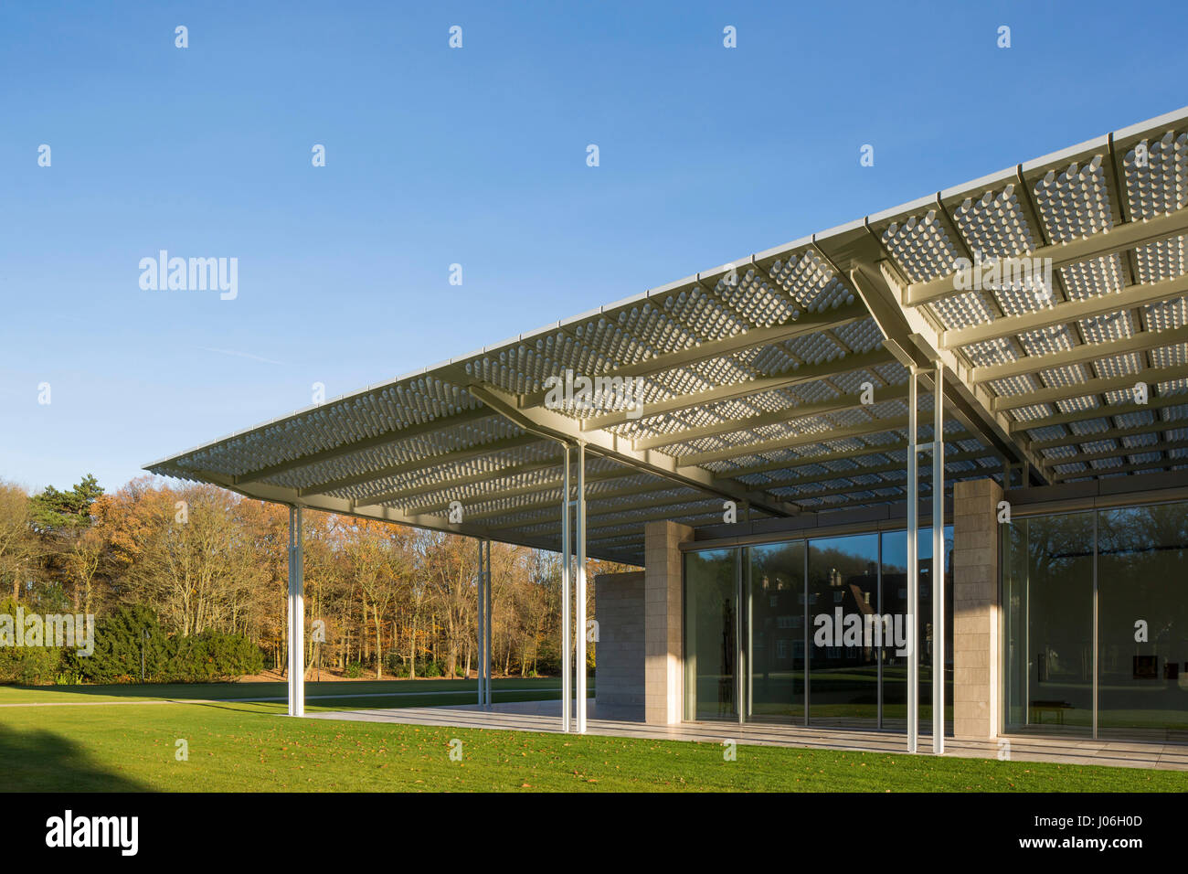 Side elevation with roof overhang and steel colonnade. Museum ...