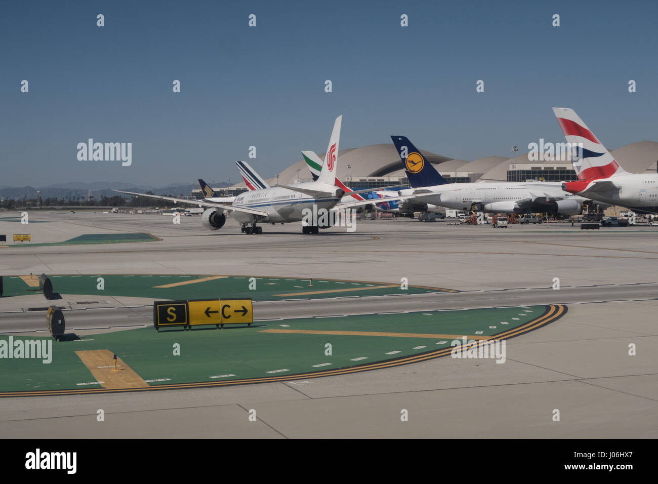 Several airline planes at LAX airport Stock Photo - Alamy
