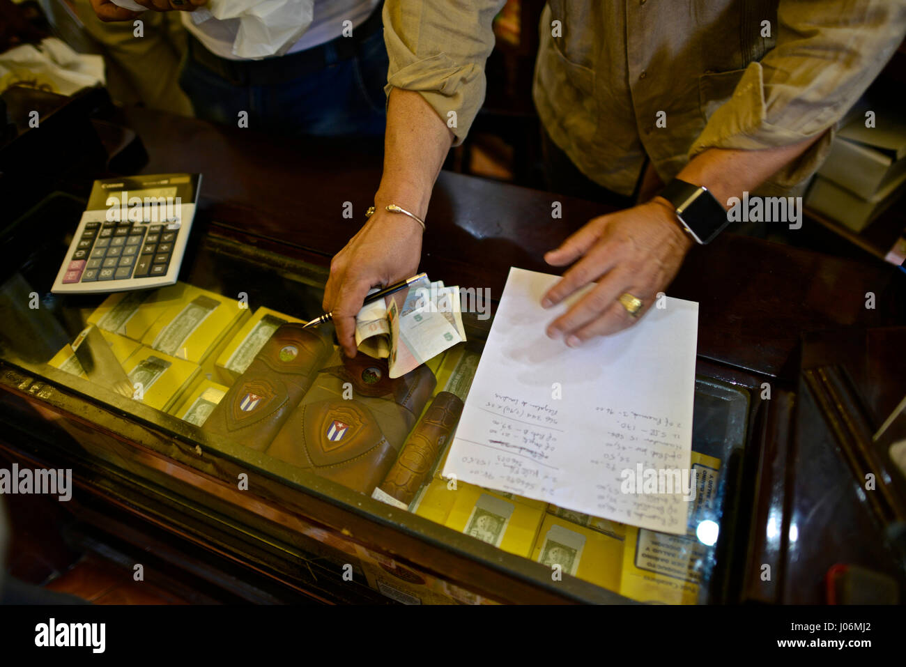 Man counting Convertible Pesos at a cigar store Stock Photo - Alamy