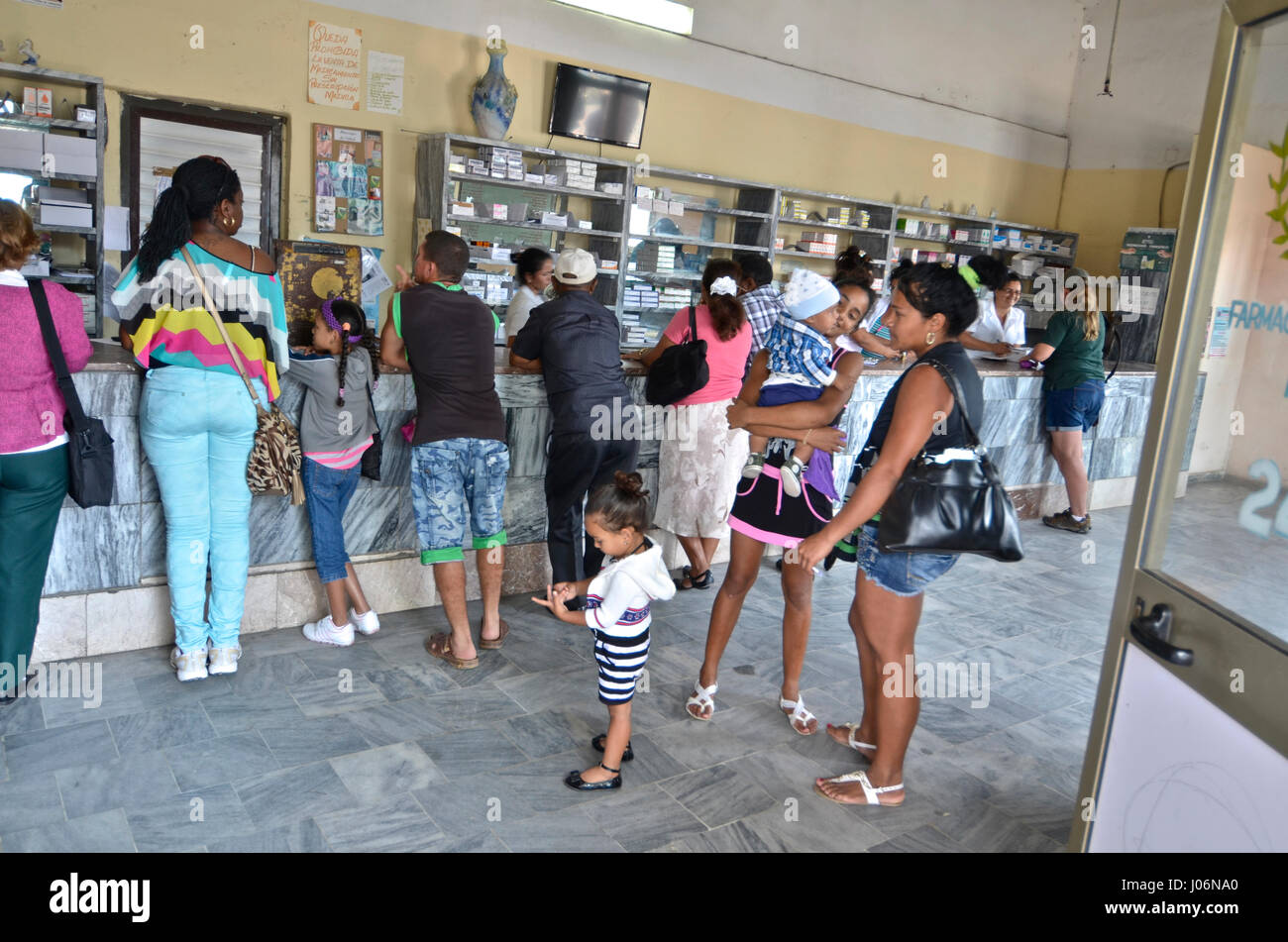 Cubans buying a Cuban bodega Stock Photo - Alamy
