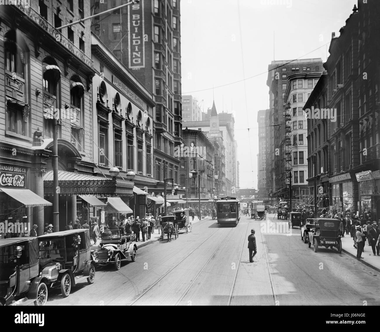 Chicago illinois usa madison street hi-res stock photography and images ...