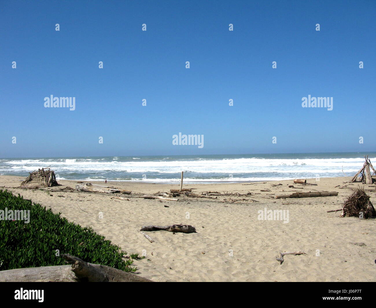 Empty beaches hi-res stock photography and images - Alamy