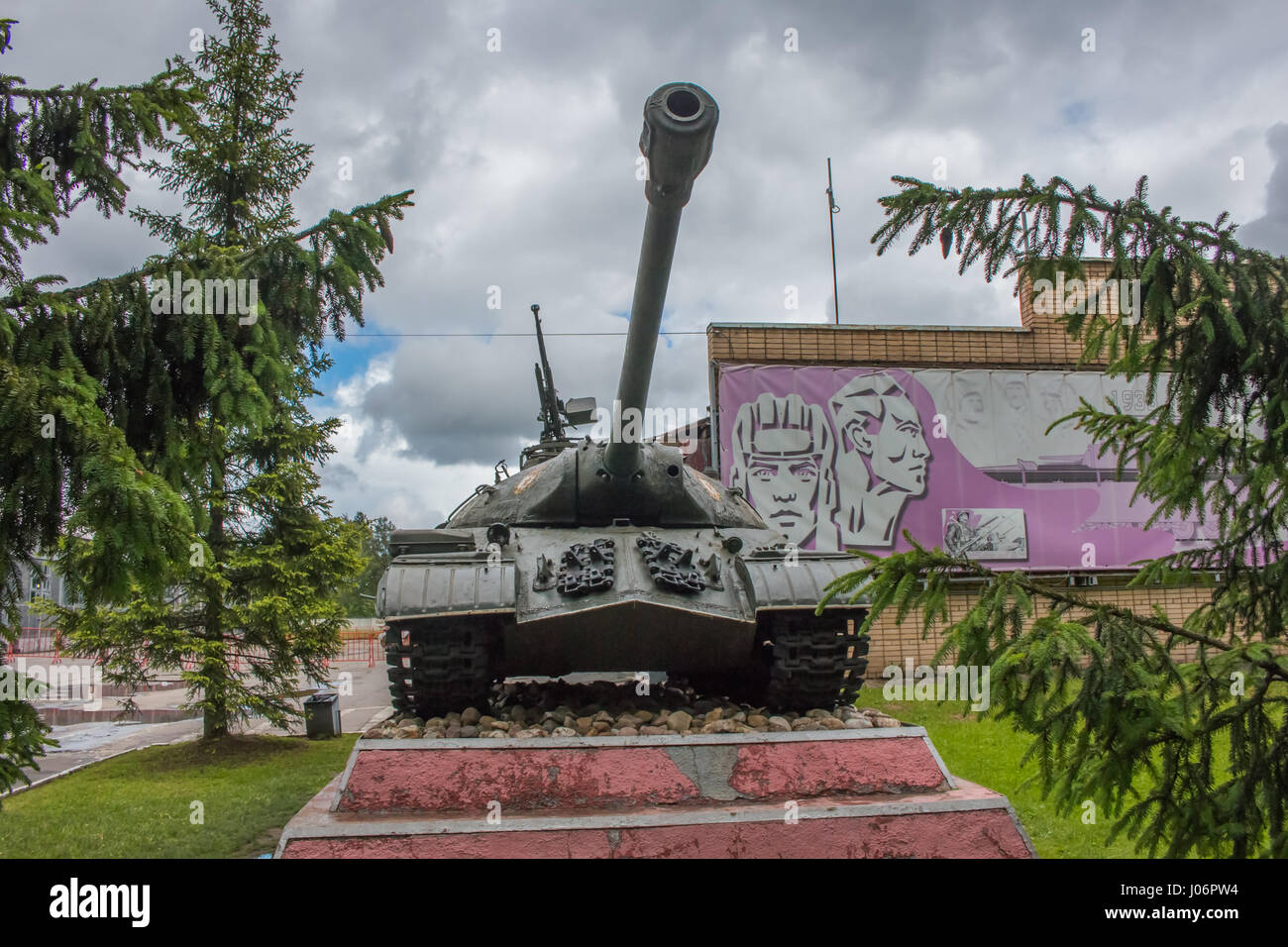 Russian heavy tank of the Second World War on the pedestal Stock Photo ...