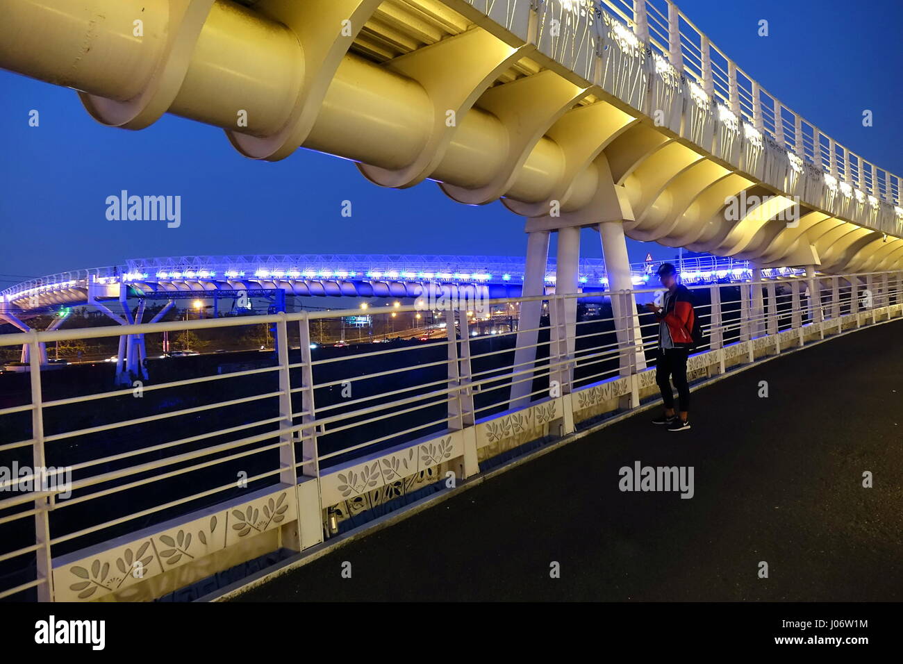 Modern curved bridge hi-res stock photography and images - Alamy