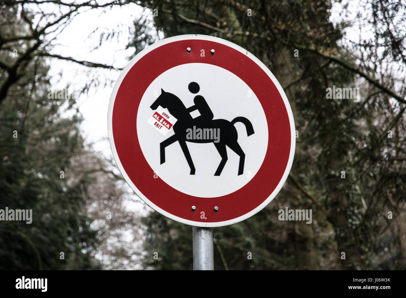 horse sign in the woods Stock Photo - Alamy