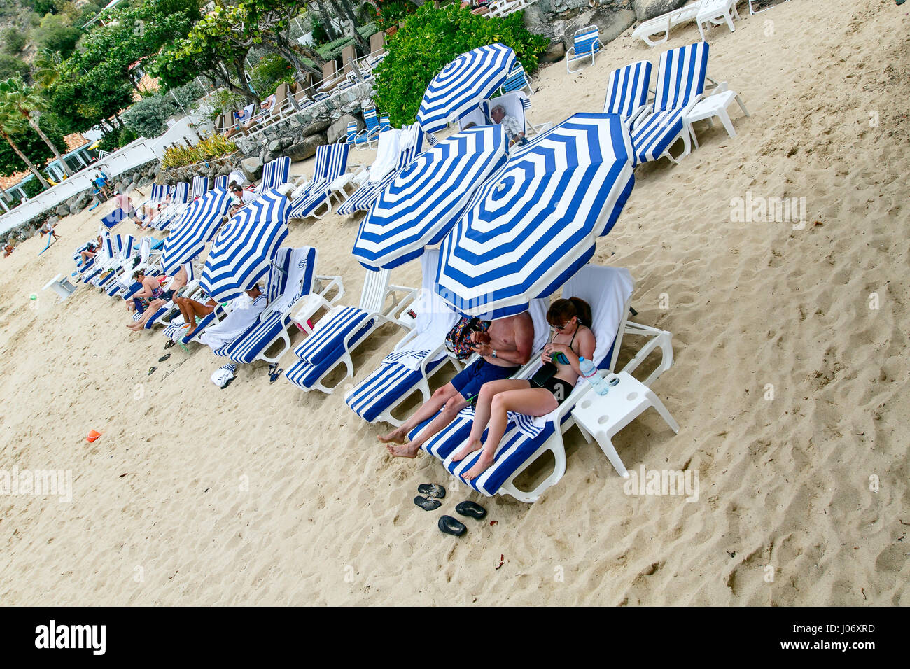 Tropical people on beach hi-res stock photography and images - Alamy
