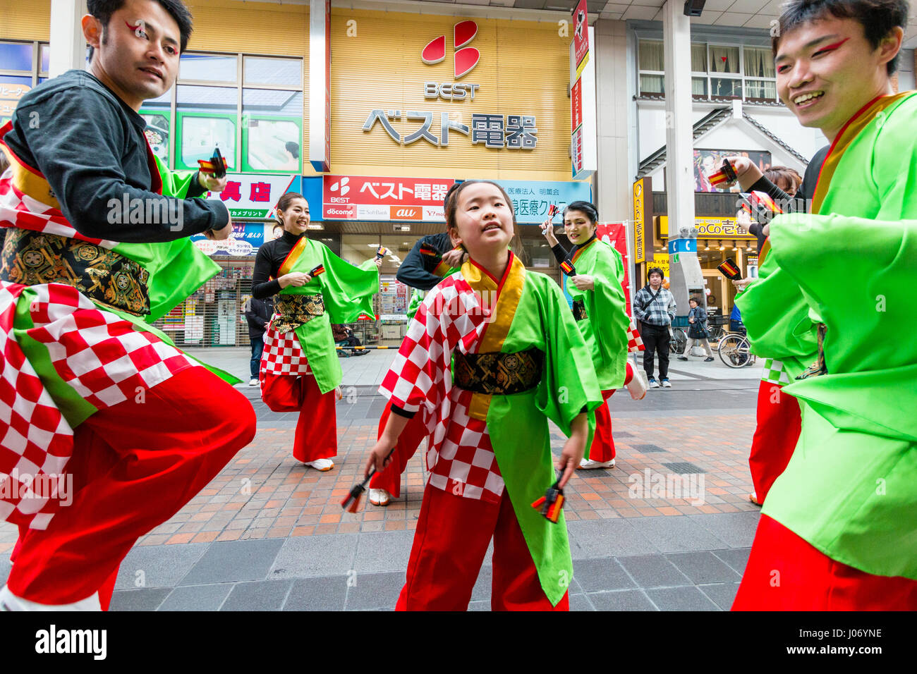 Japan, Kumamoto, Yosakoi dance festival. Dance team in colourful yukata ...