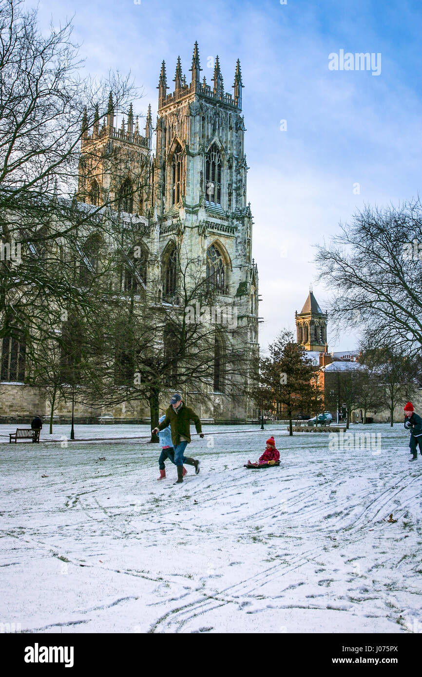 York minster snow hi-res stock photography and images - Alamy