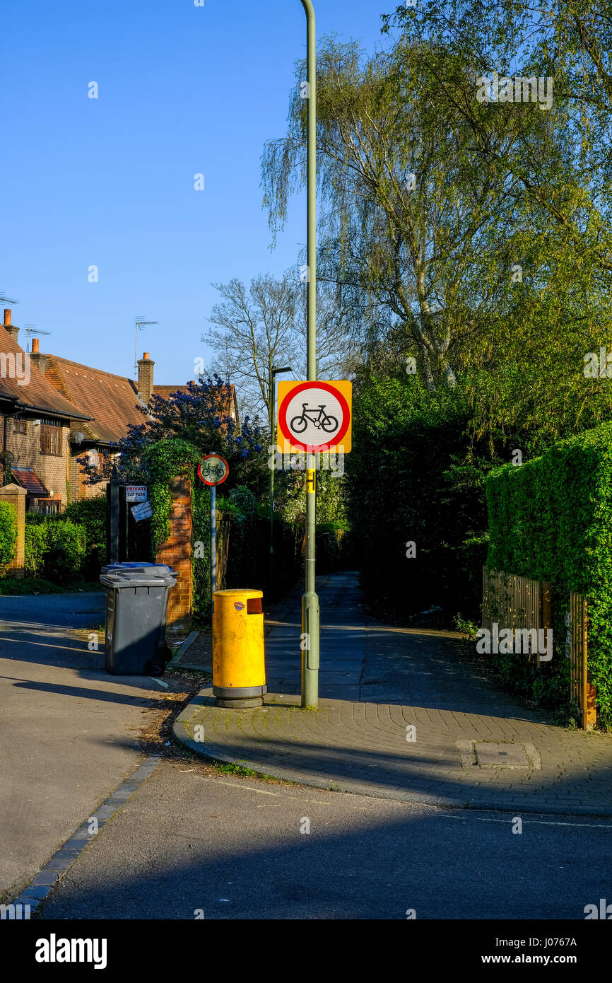 Public footpath no cycling signs hi-res stock photography and images ...