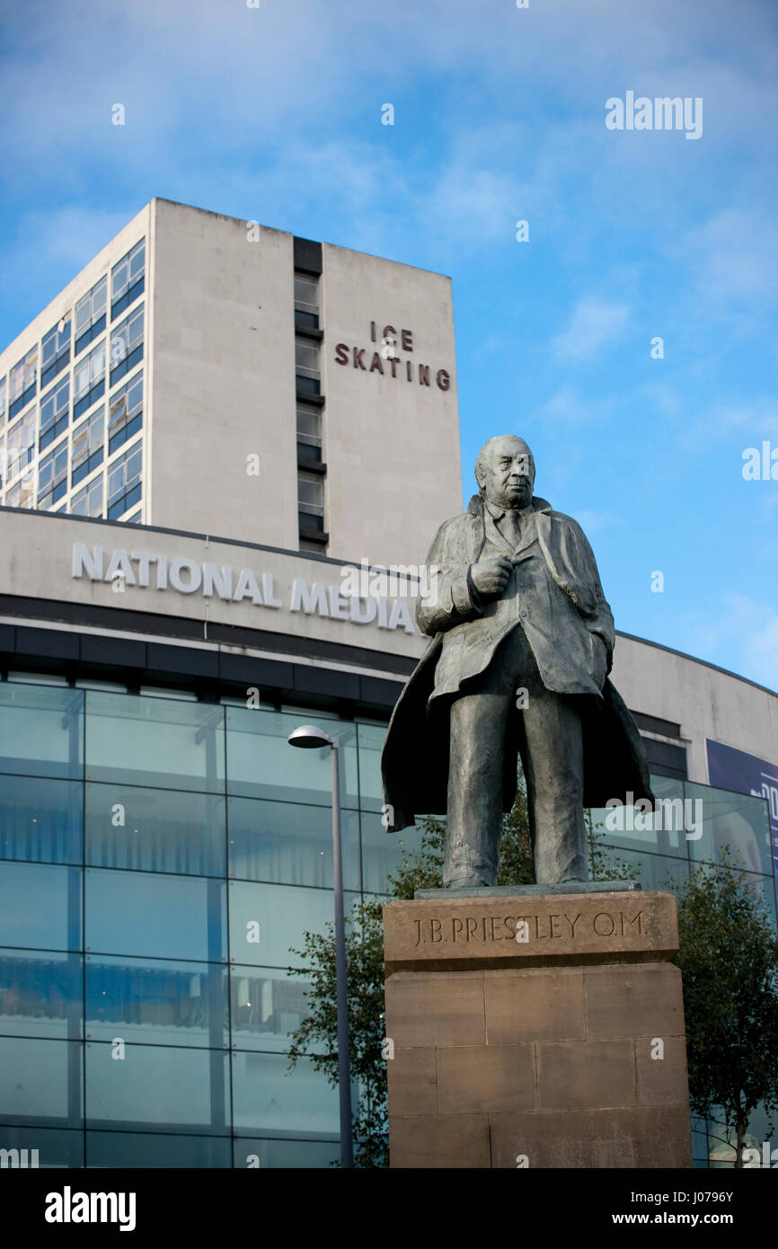 J. b. priestley statue hi-res stock photography and images - Alamy