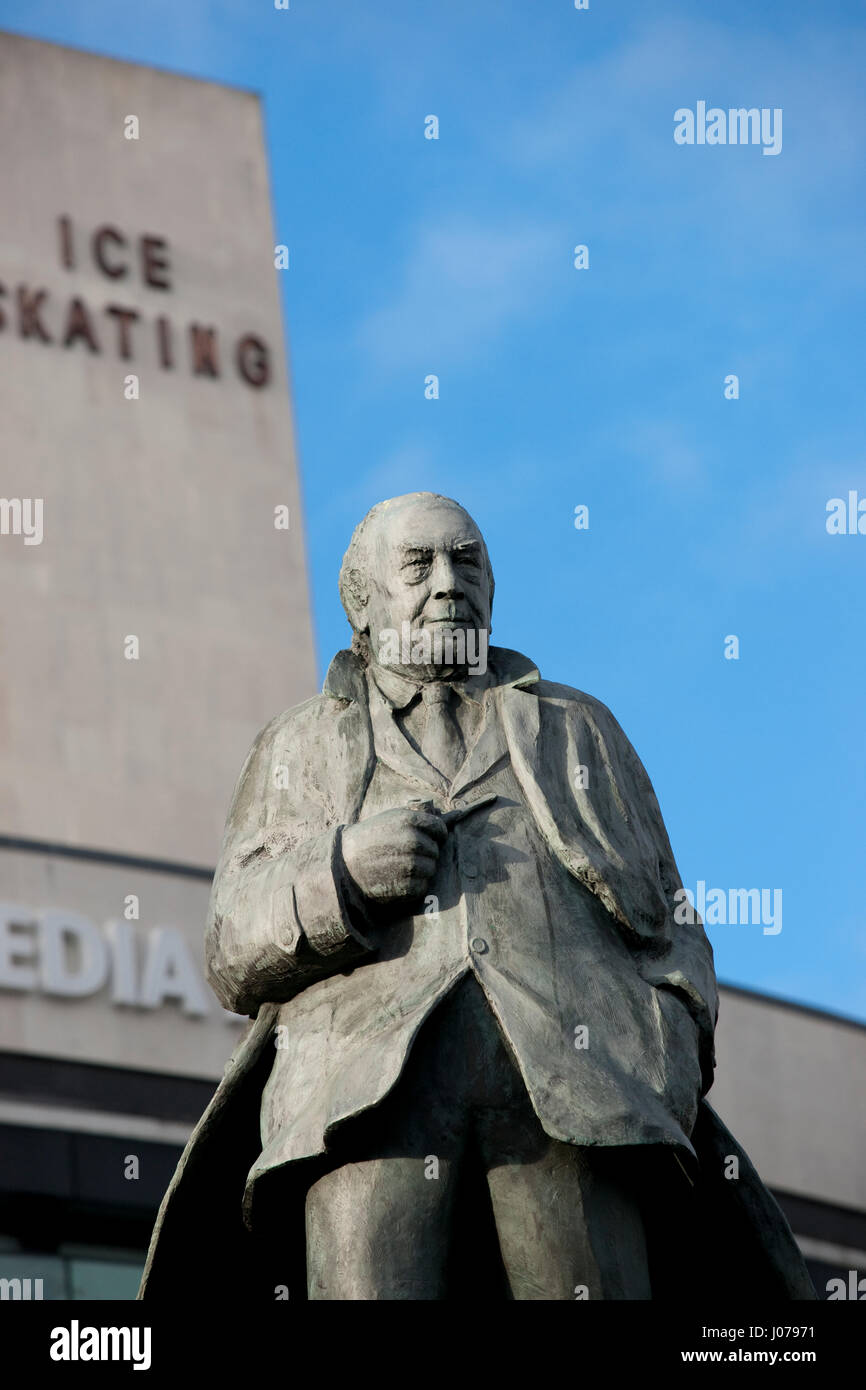 J. b. priestley statue hi-res stock photography and images - Alamy