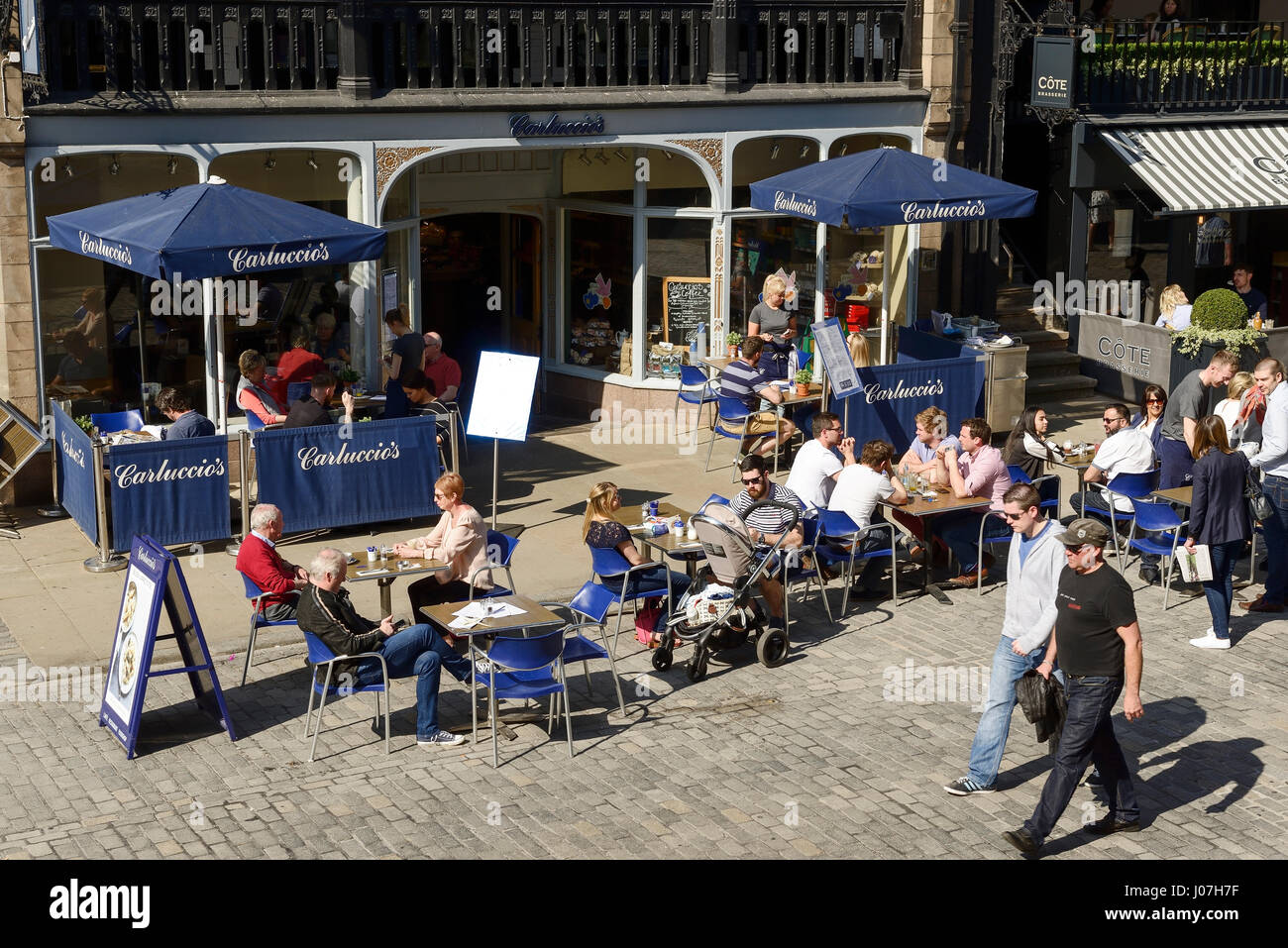 Alfresco dining outside the Chester branch of Carluccios restaurant ...