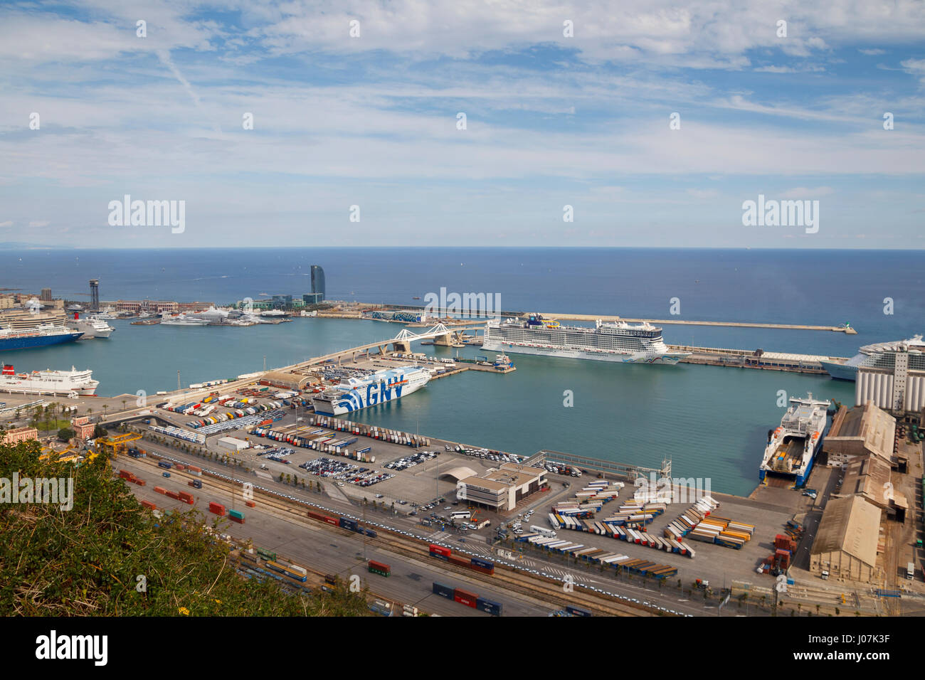 Port of barcelona cruise ship hi-res stock photography and images - Alamy