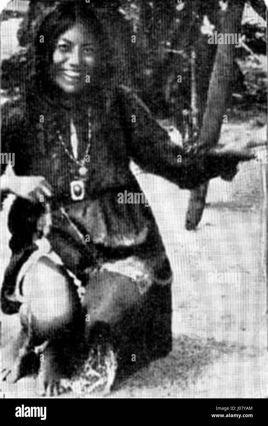 This image shows a Chamacoco woman preparing caraguat fibers for ...