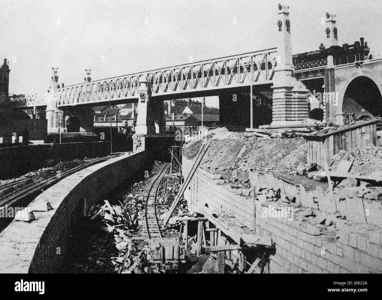 The 'Otto-Wagner-Brücke' in Vienna, built in 1898, is an iconic bridge ...
