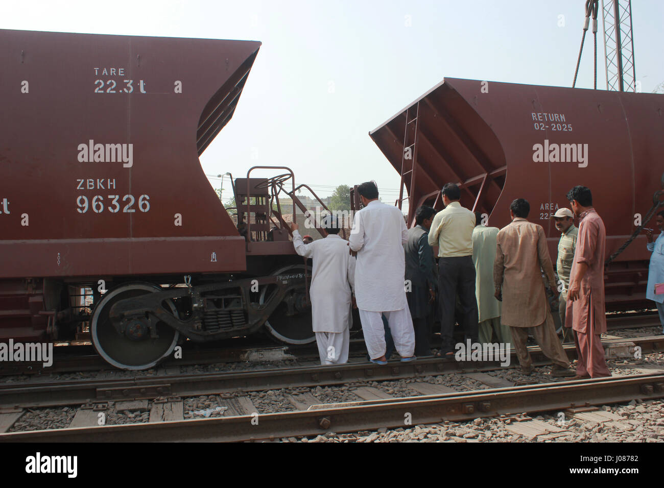 Lahore, Pakistan. 27th Mar, 2017. The freight train derailed in Chicha ...