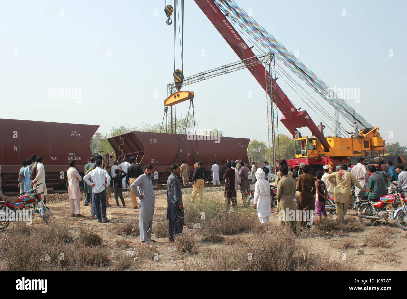 Lahore, Pakistan. 27th Mar, 2017. The freight train derailed in Chicha ...