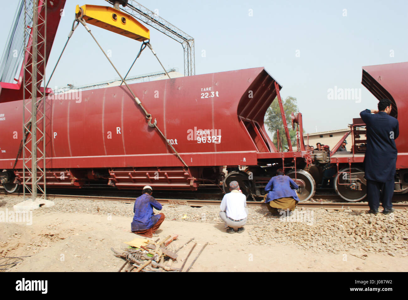 Lahore, Pakistan. 27th Mar, 2017. The freight train derailed in Chicha ...