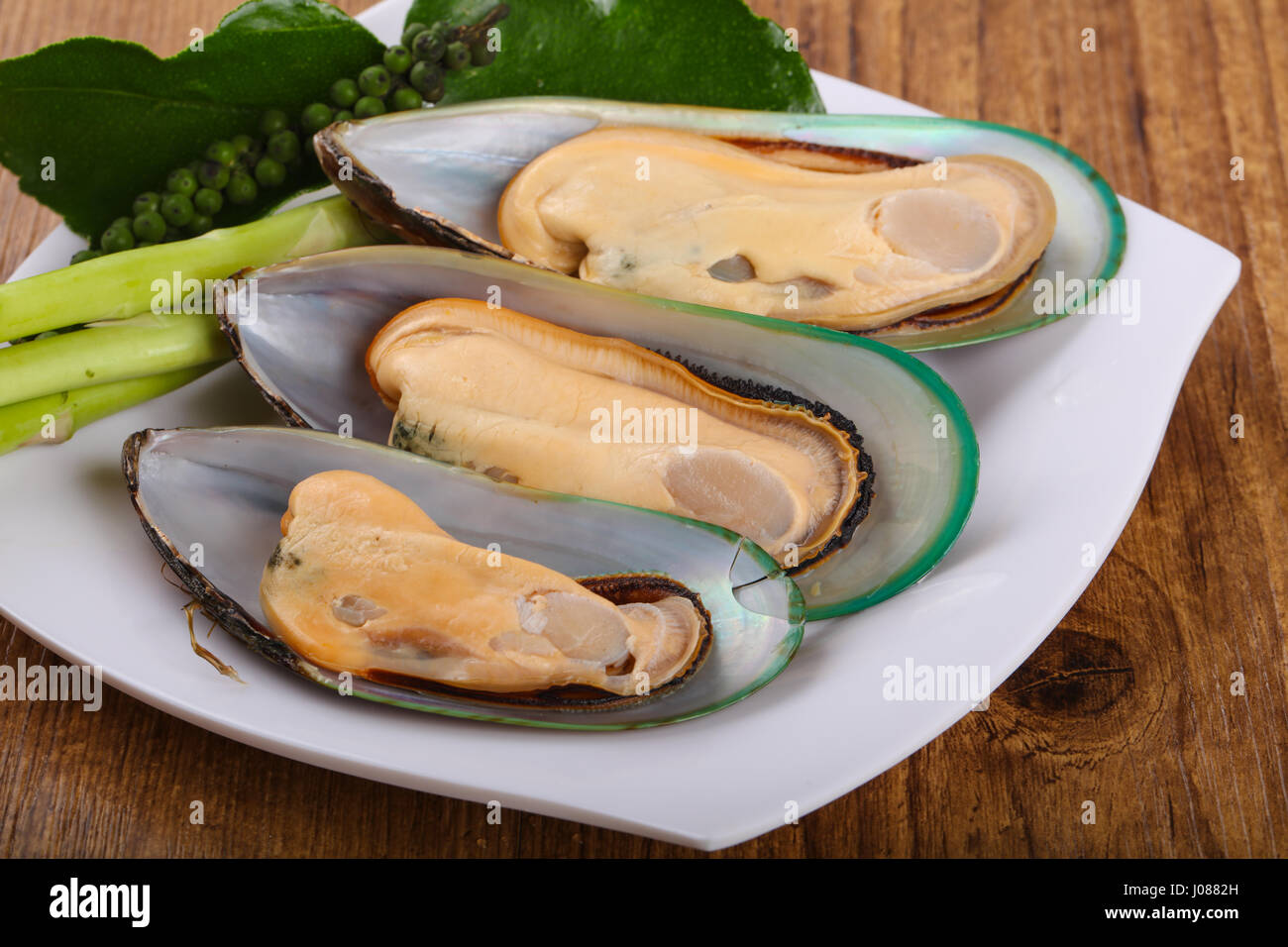 New Zealand Mussels on the plate with garlic Stock Photo - Alamy