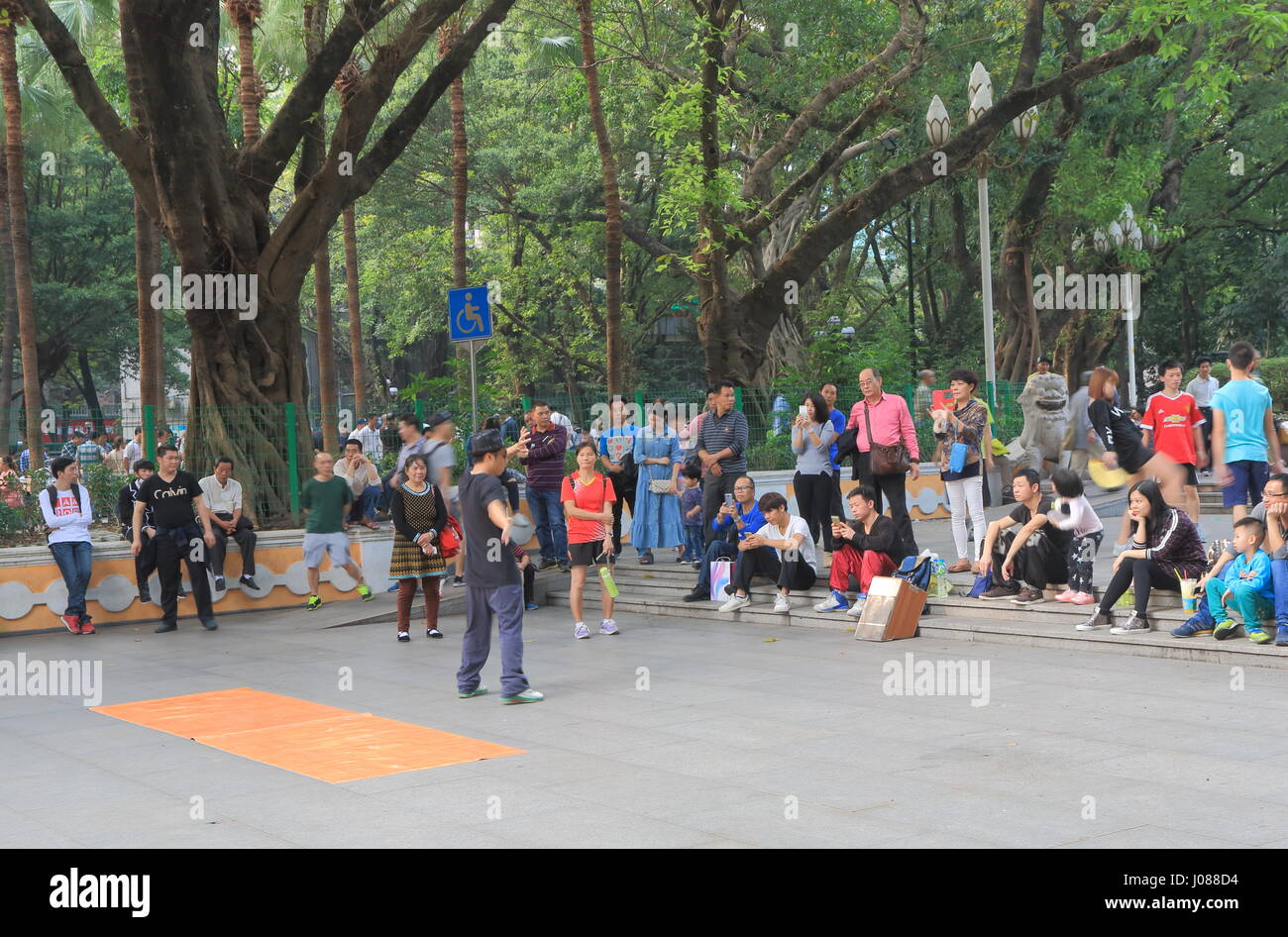 People watching street performance hi-res stock photography and images ...