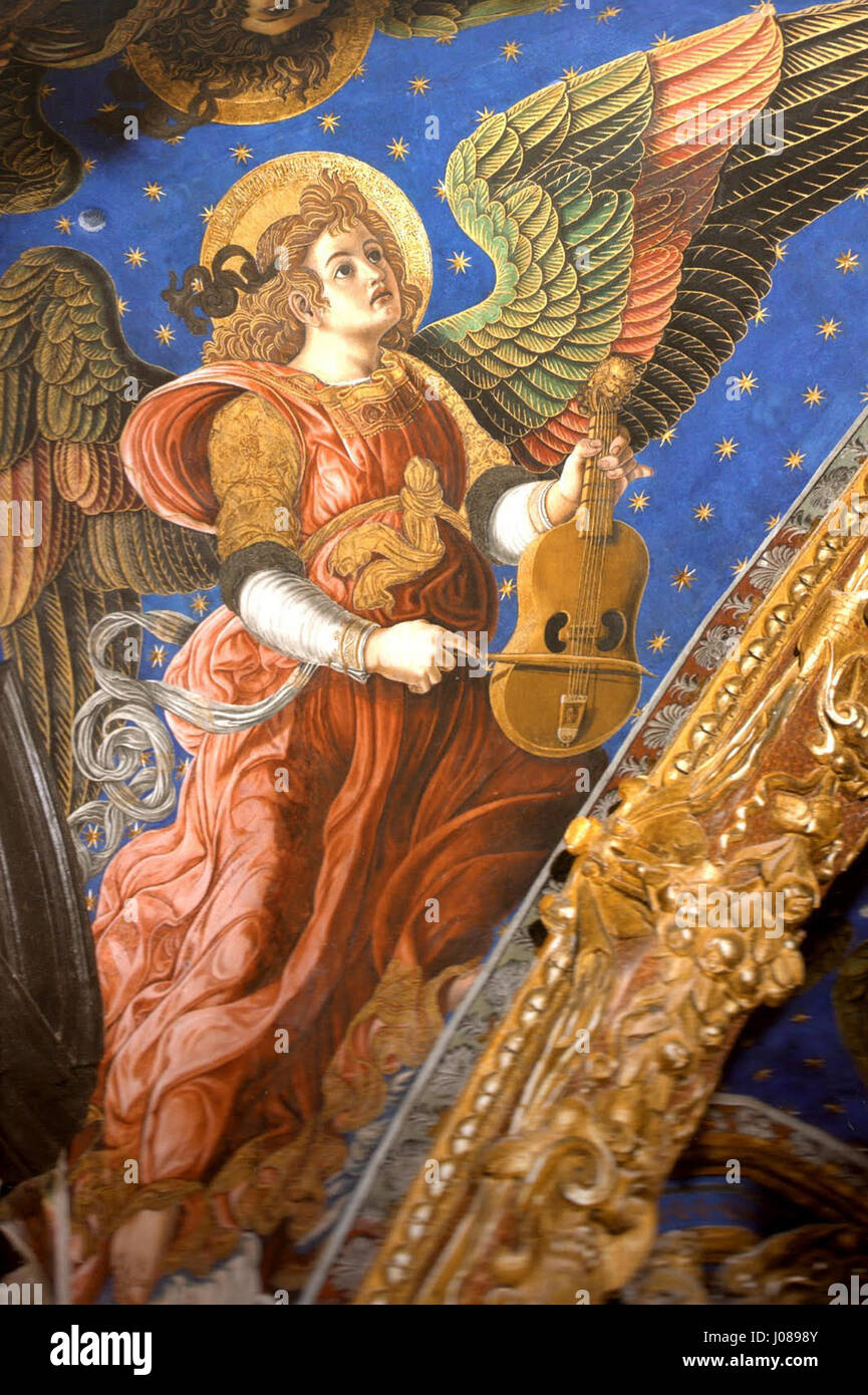 ángel tocando la viola de arco hi-res stock photography and images - Alamy