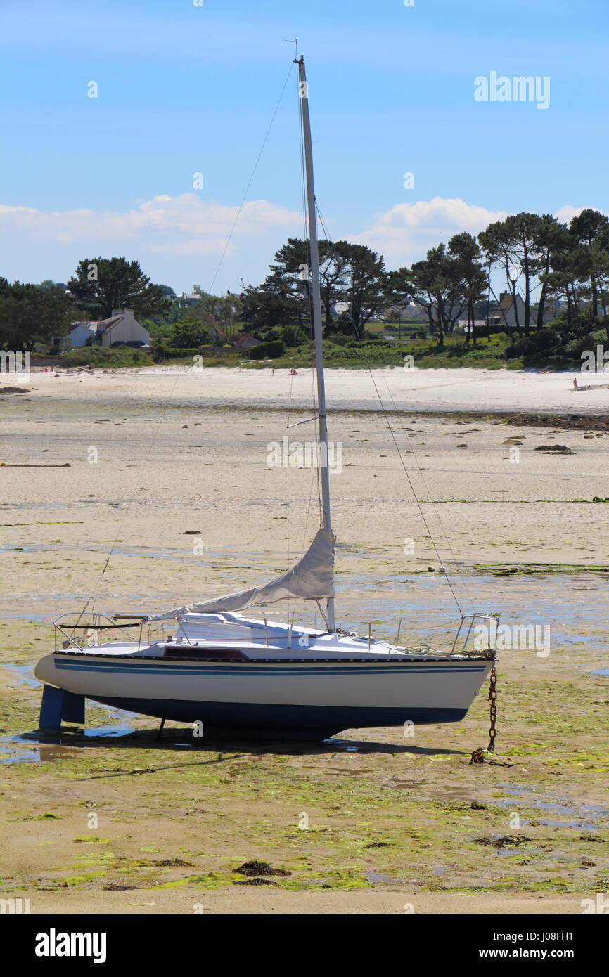 Boat run aground hi-res stock photography and images - Alamy