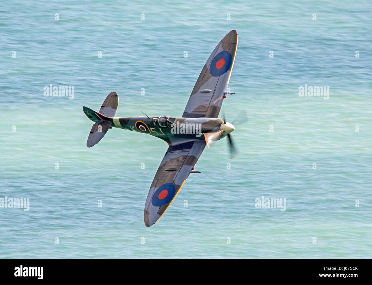 Low flying spitfire hi-res stock photography and images - Alamy