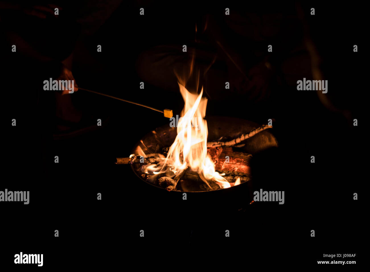 Toasting marshmallows fire hi-res stock photography and images - Alamy
