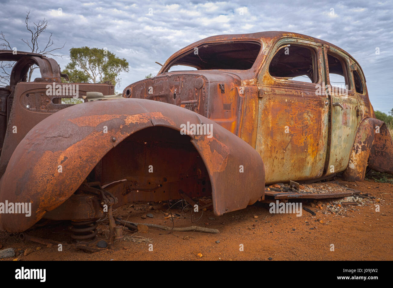 Abandoned rusty cars in the Northern Territory near Karlu Karlu Stock ...