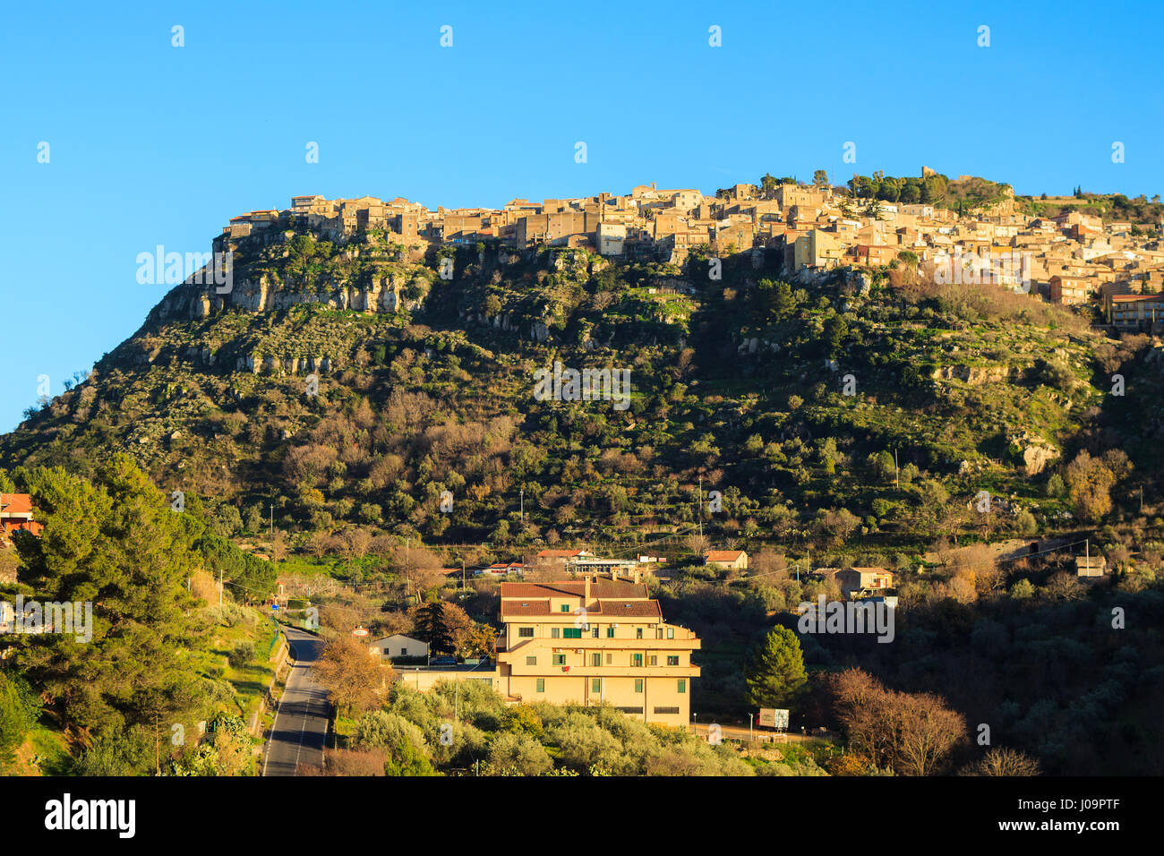 View of Assoro, little town in Sicily Stock Photo - Alamy
