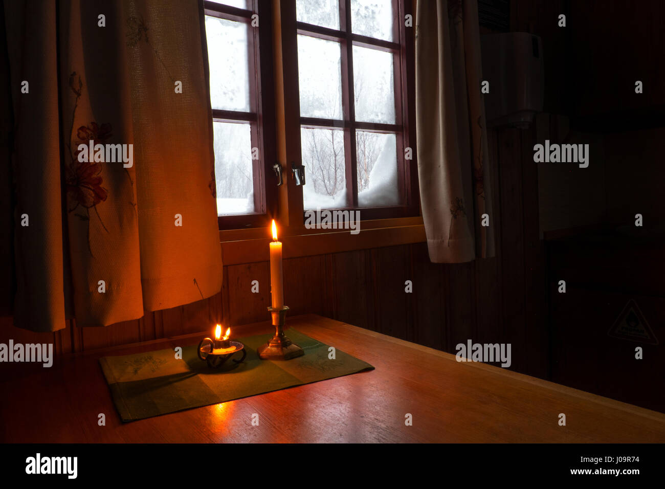 Candle window snow hi-res stock photography and images - Alamy