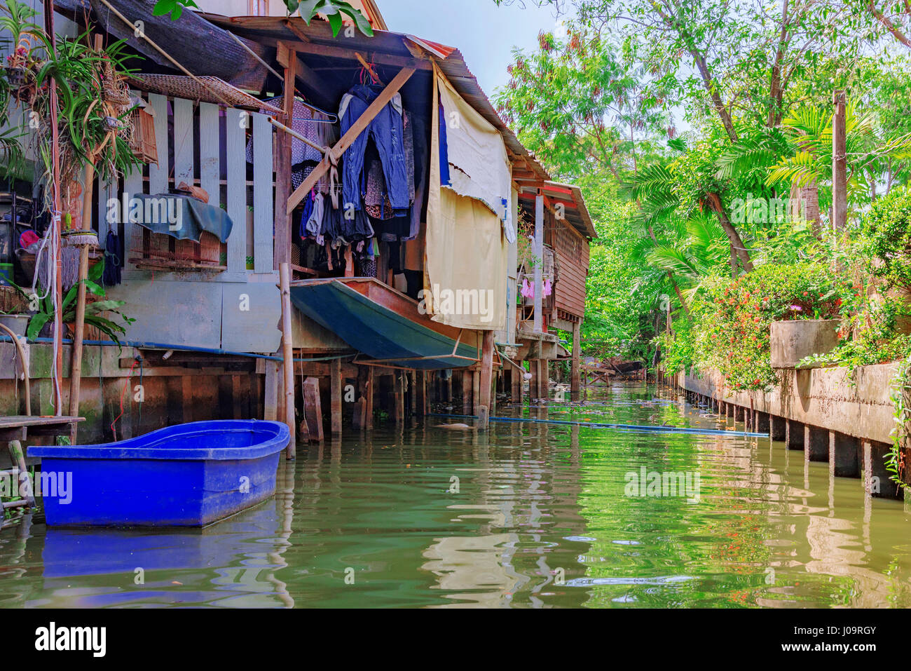 Riverside canal houses in countryside of Thailand Stock Photo - Alamy