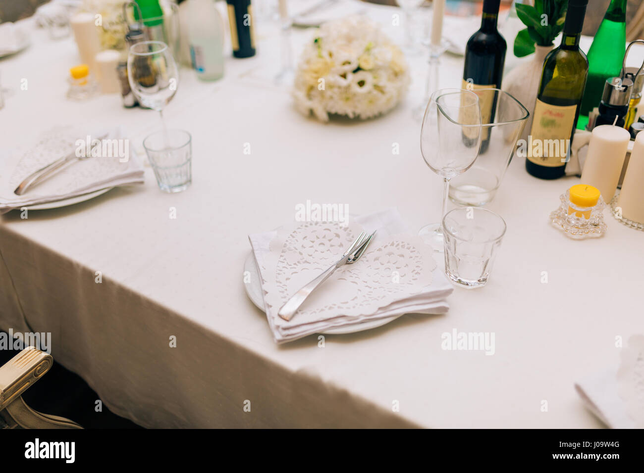 Plates at the wedding banquet. Table setting. Wedding decoration Stock ...