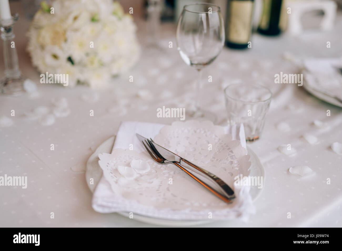Plates at the wedding banquet. Table setting. Wedding decoration Stock ...