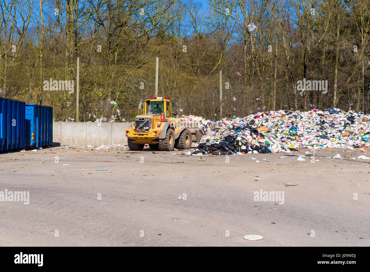 Trash pile hi-res stock photography and images - Alamy