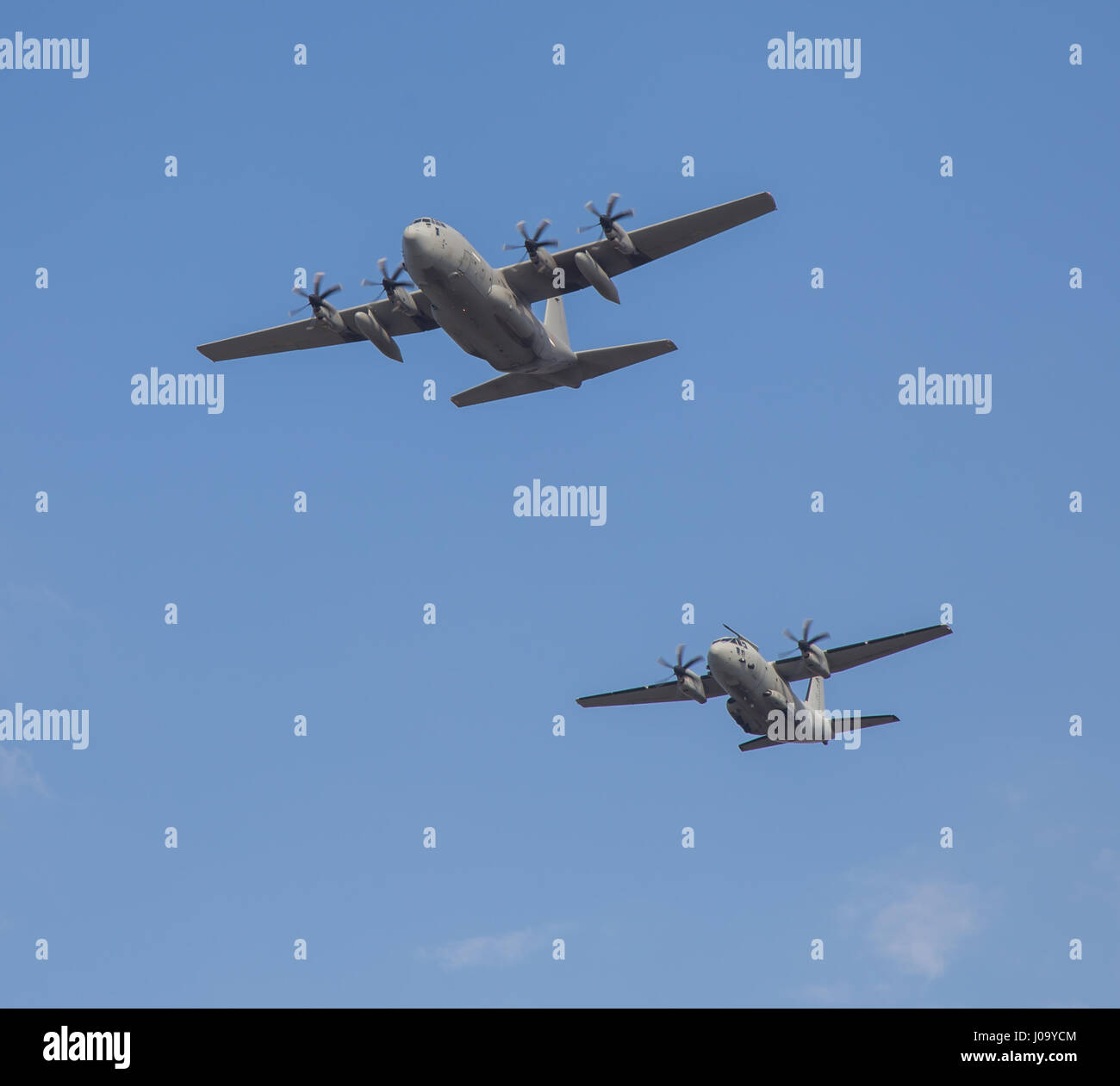 Four engined propeller plane hi-res stock photography and images - Alamy