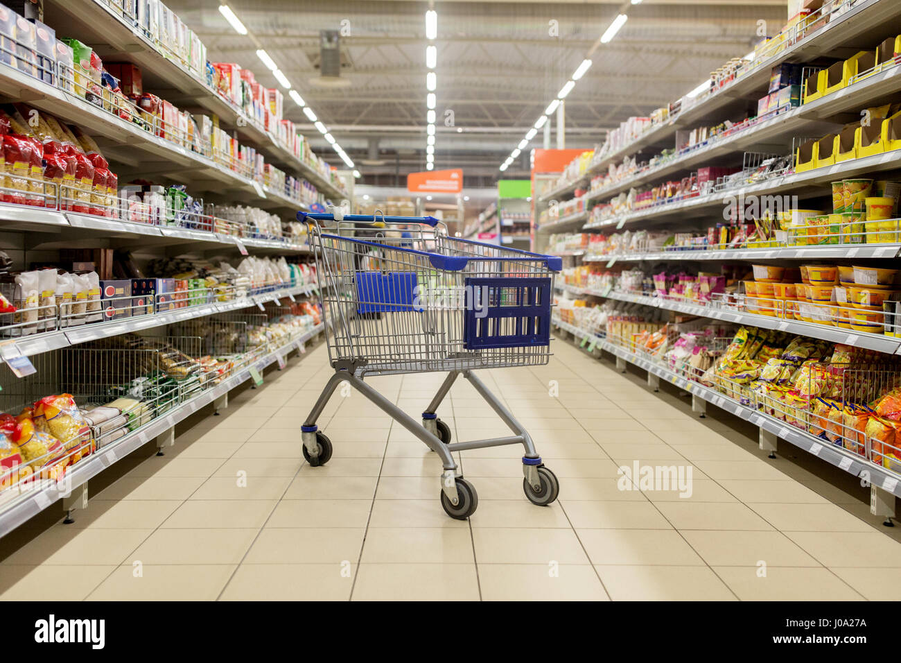 empty shopping cart or trolley at supermarket Stock Photo - Alamy