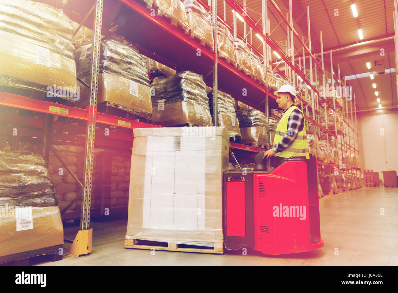 man on forklift loading cargo at warehouse Stock Photo - Alamy