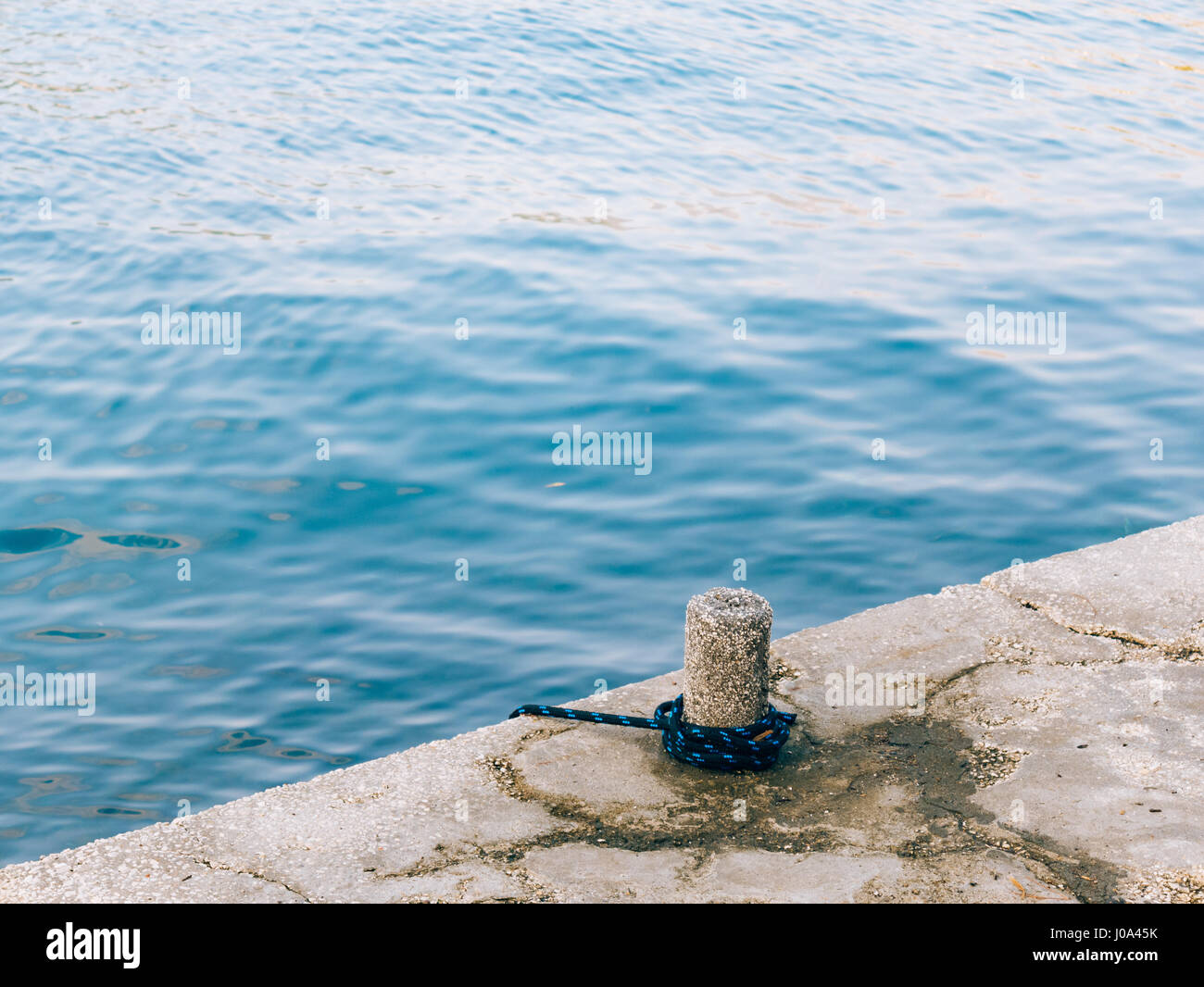 Mooring post on the beach Stock Photo - Alamy