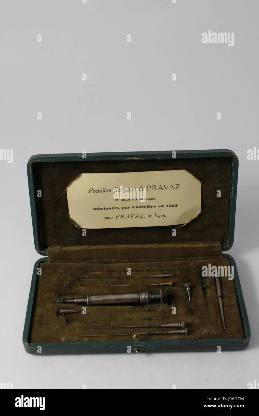 The 'Première seringue de Pravaz et aiguilles creuses' is a medical ...