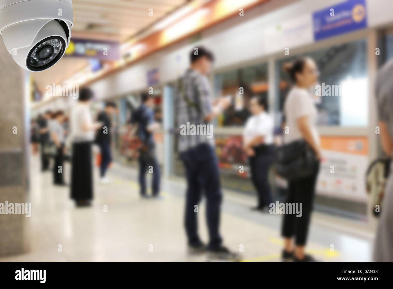 Cctv security camera on ceiling hi-res stock photography and images - Alamy