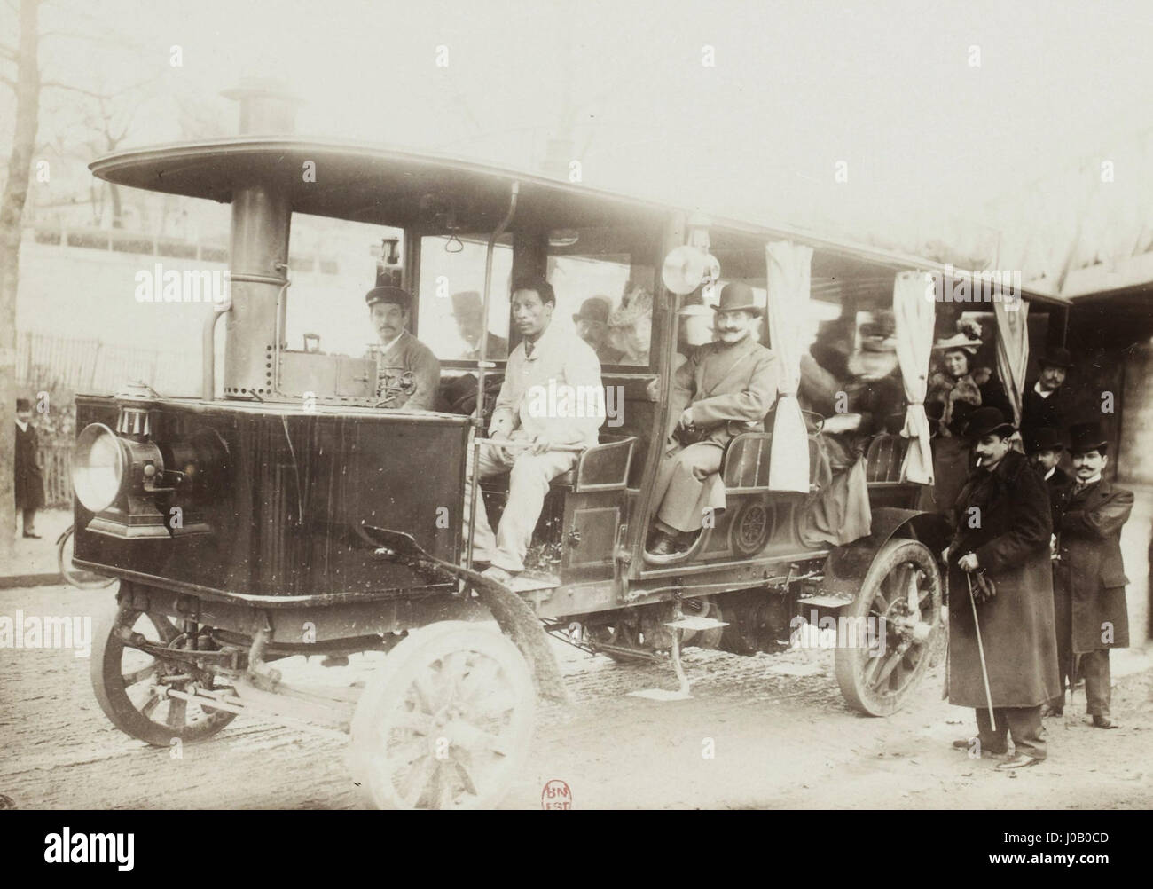 The 1898 De Dion-Bouton steam car, featured in the Rallye Paper event ...
