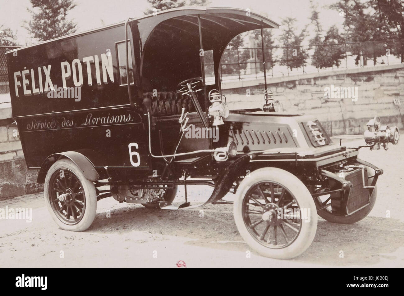 This photograph captures a De Dion-Bouton delivery truck from 1905 ...