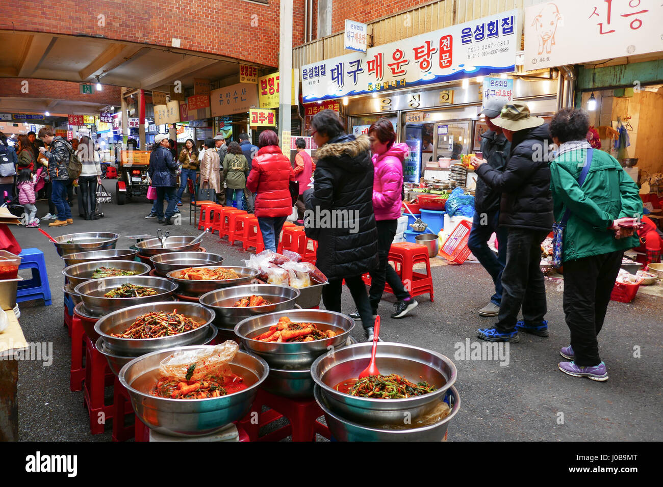 Locals and tourists at Noryangjin Fisheries Wholesale Market, an ...