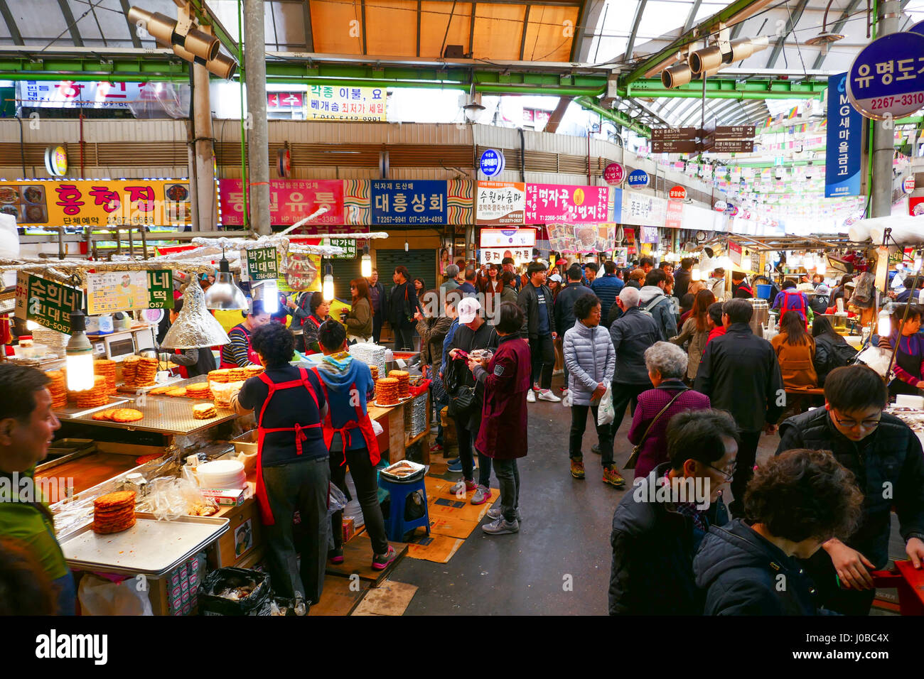 Locals and tourists at Noryangjin Fisheries Wholesale Market, an ...