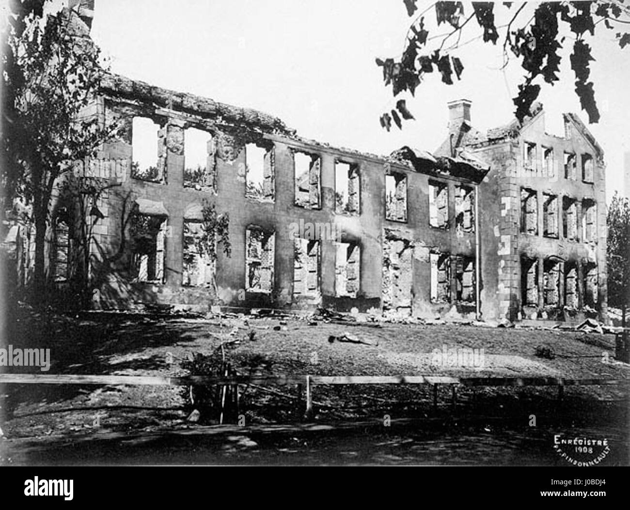 The 'Maison des Gouverneurs de Trois-Rivières' from 1908 shows a ...