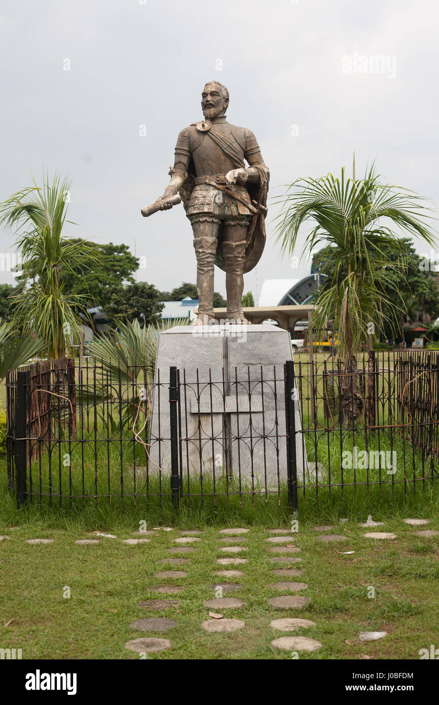 Street with sculptures in Cebu city Philippines Stock Photo - Alamy